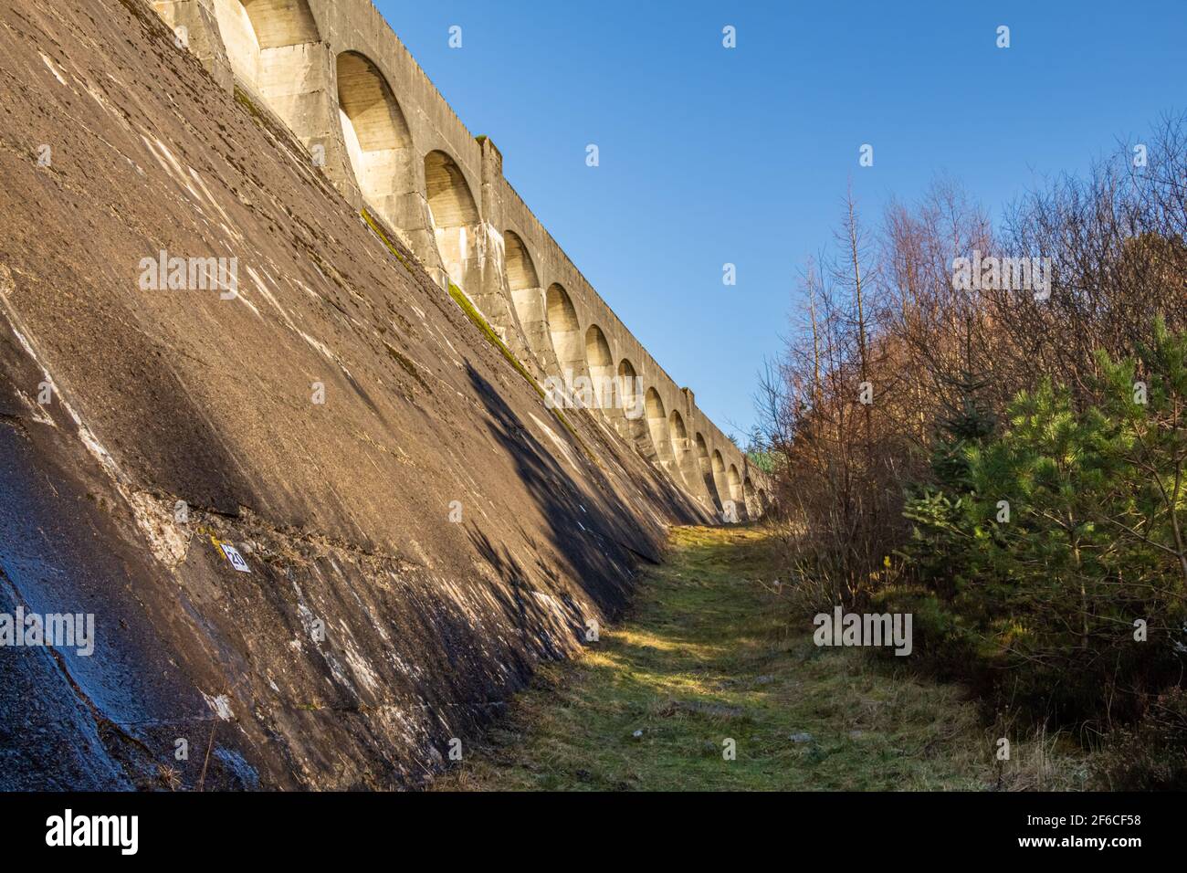 Arched architecture on Clatteringshaws Dam, a gravity dam on the ...