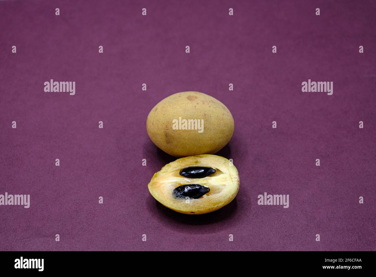 chikoo sapato brown fruit from india Stock Photo - Alamy
