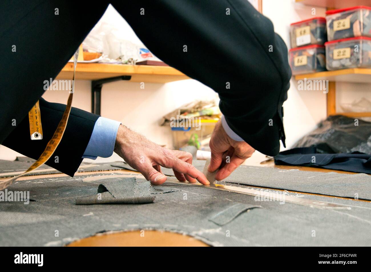 Tailor measuring hi-res stock photography and images - Alamy