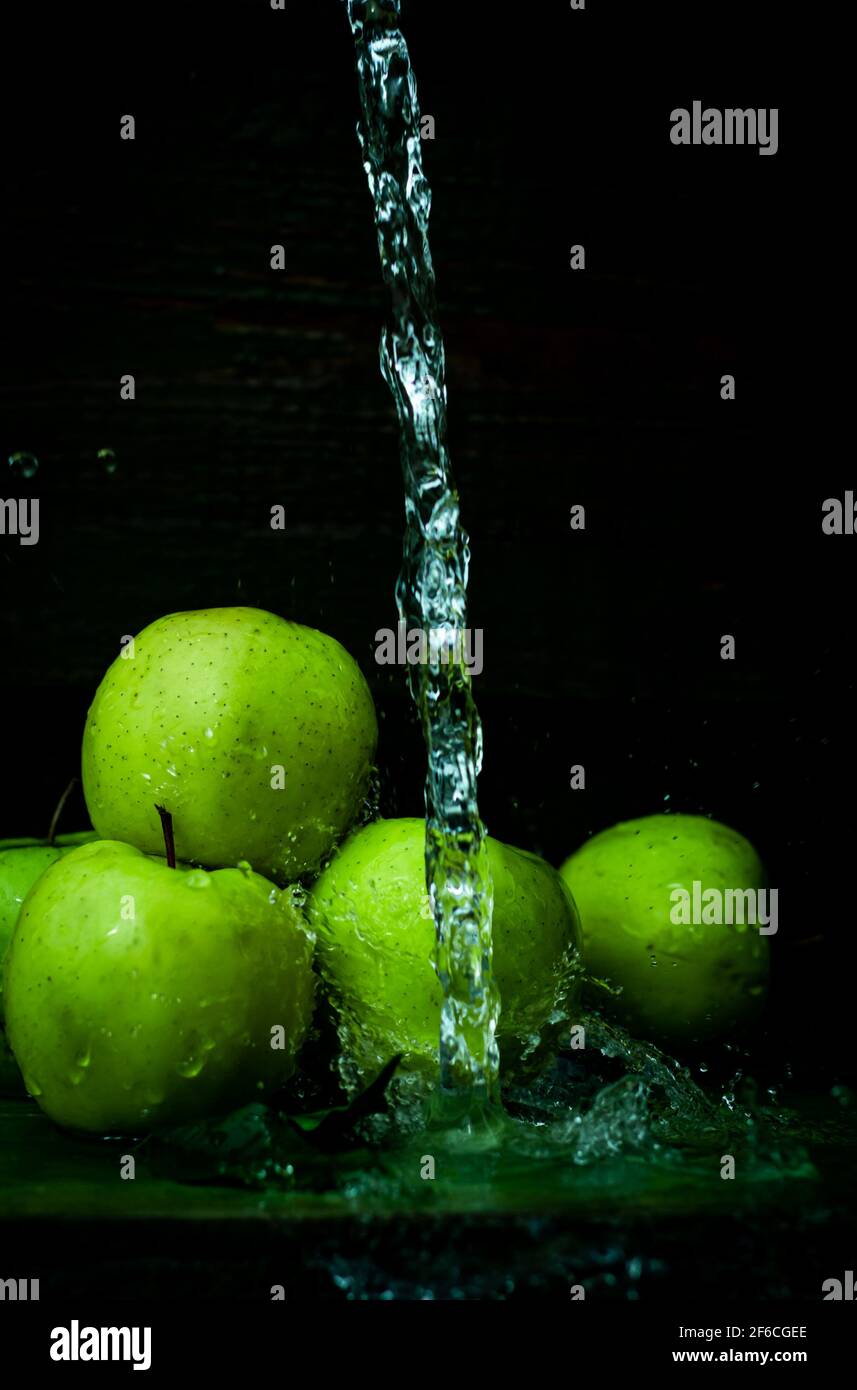 Water splash on green apples Stock Photo - Alamy