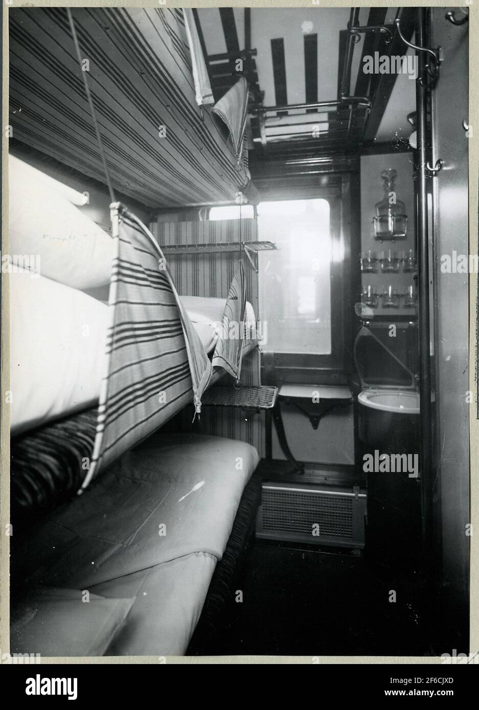 3rd class sleeping in passenger carriage SJ C012. The state's railways ...
