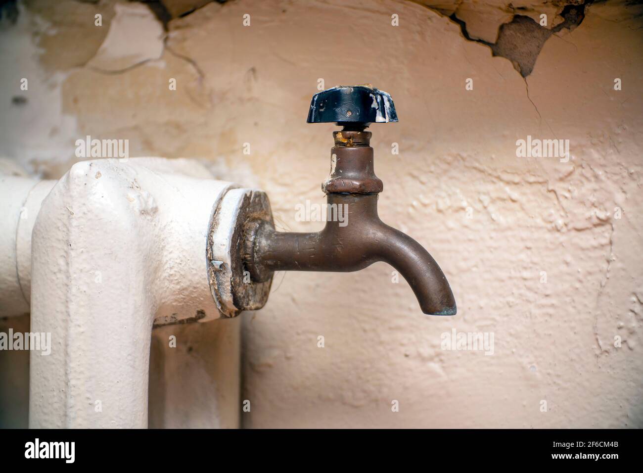 Cast iron old steam pipe hi-res stock photography and images - Alamy