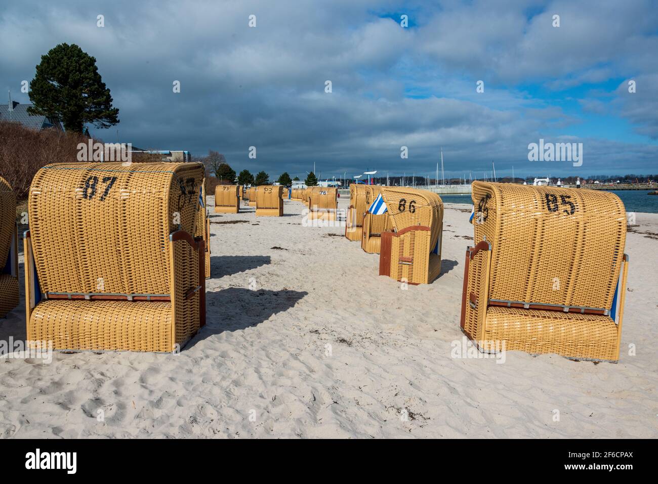 Der Badestrand von Kiel-Schilksee mit Strandkörben kurz vor ...