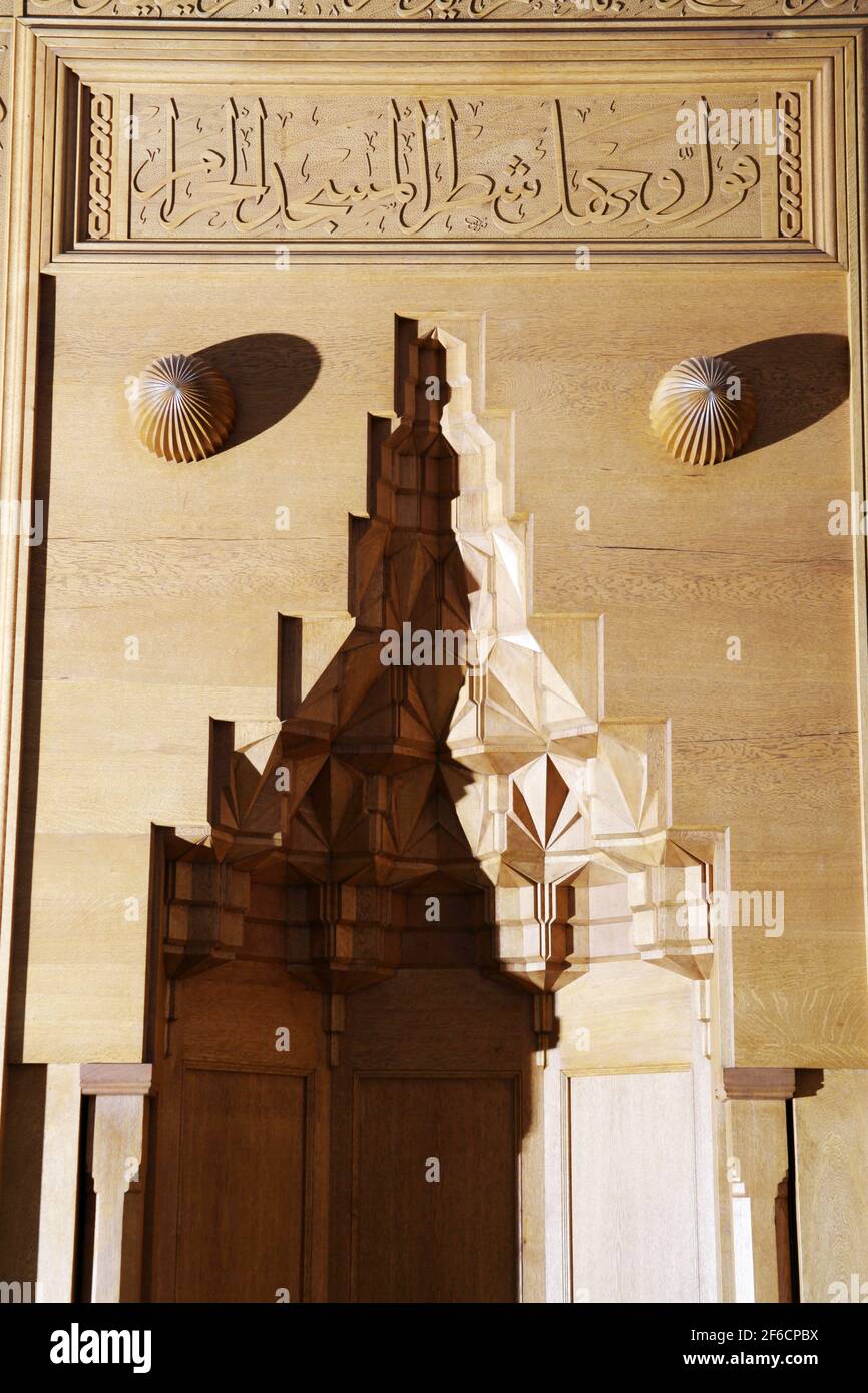 Handmade wood carved mosque mihrab Stock Photo - Alamy