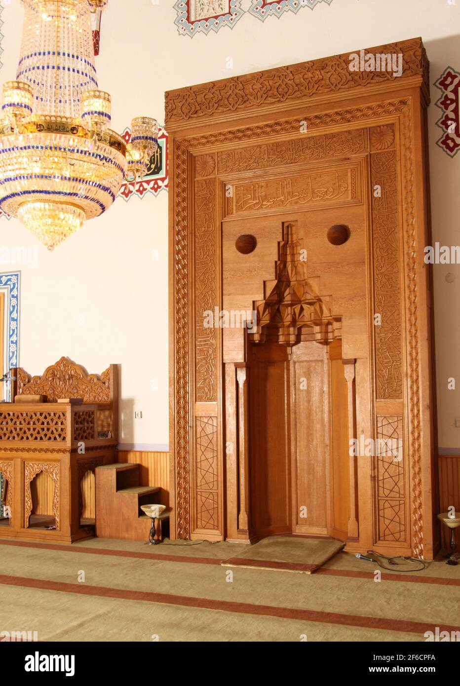 Handmade wood carved mosque mihrab Stock Photo - Alamy