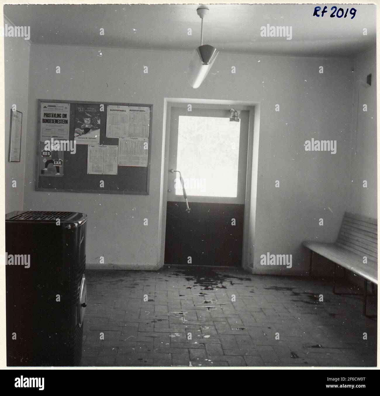 Waitro room in shoe station house Stock Photo - Alamy