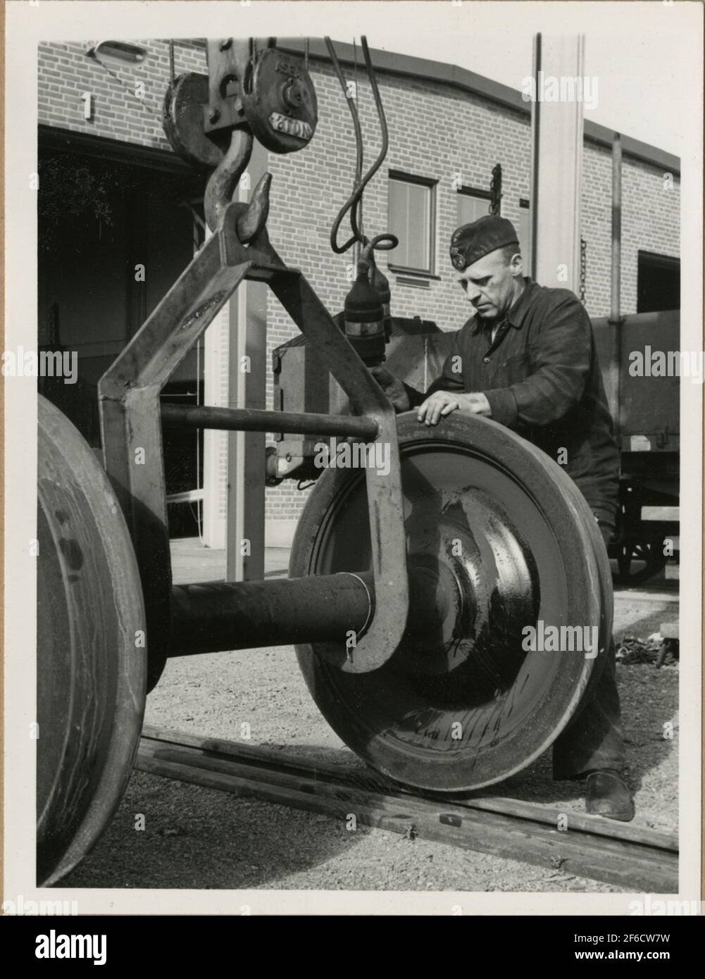 Moving carriage wheels with travers Stock Photo - Alamy