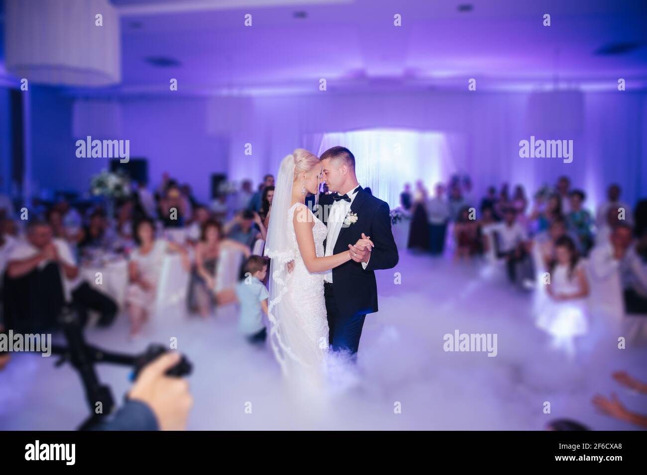 Luxury first wedding dance hi-res stock photography and images - Alamy