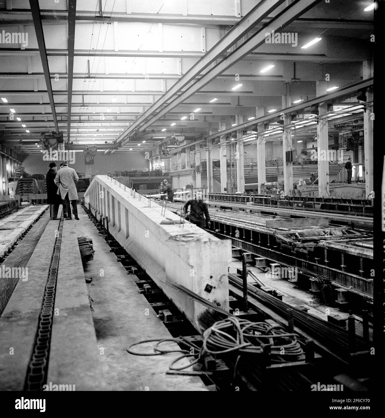 String concrete in true. Manufacture of concrete beams Stock Photo - Alamy