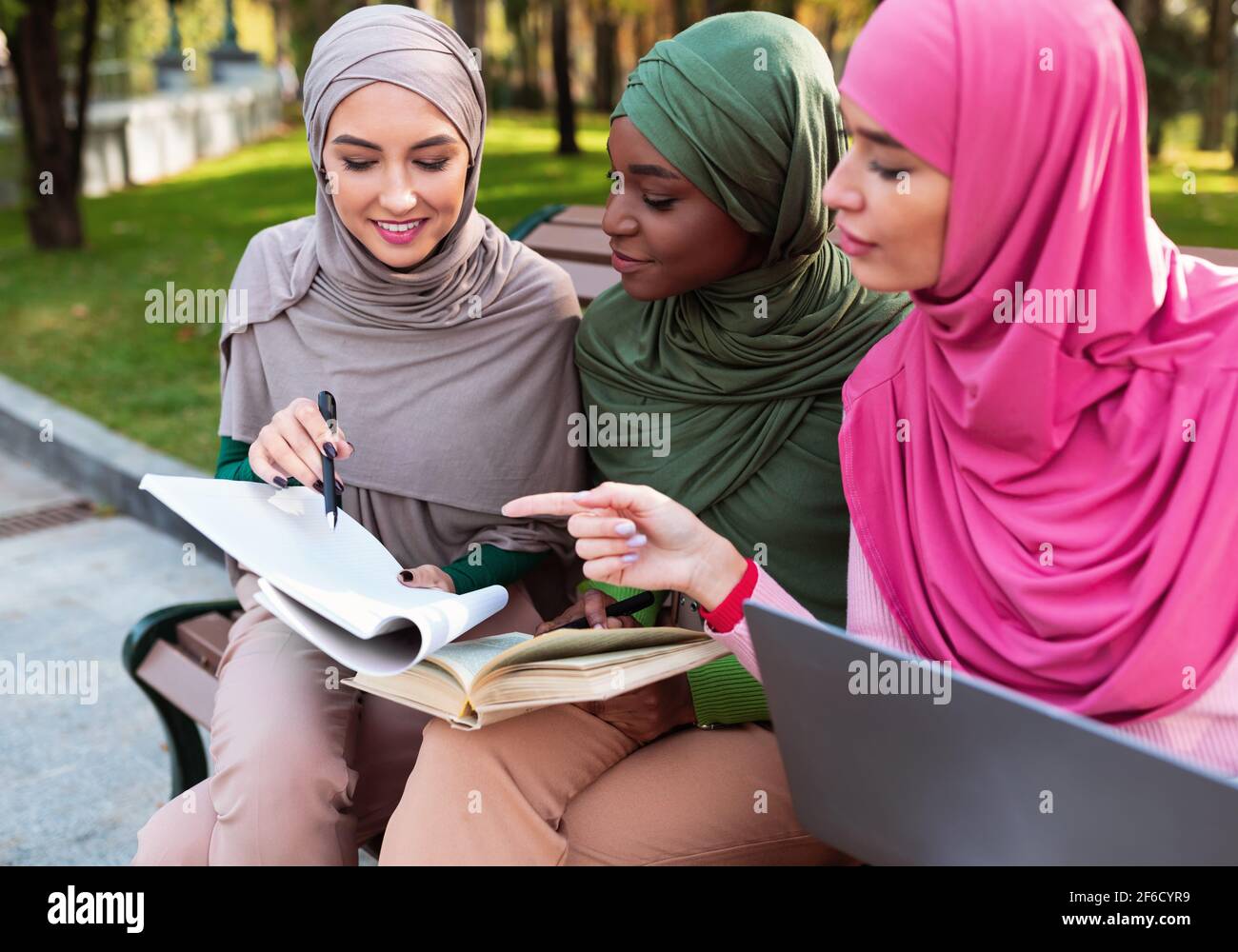 Muslim college students hi-res stock photography and images - Alamy