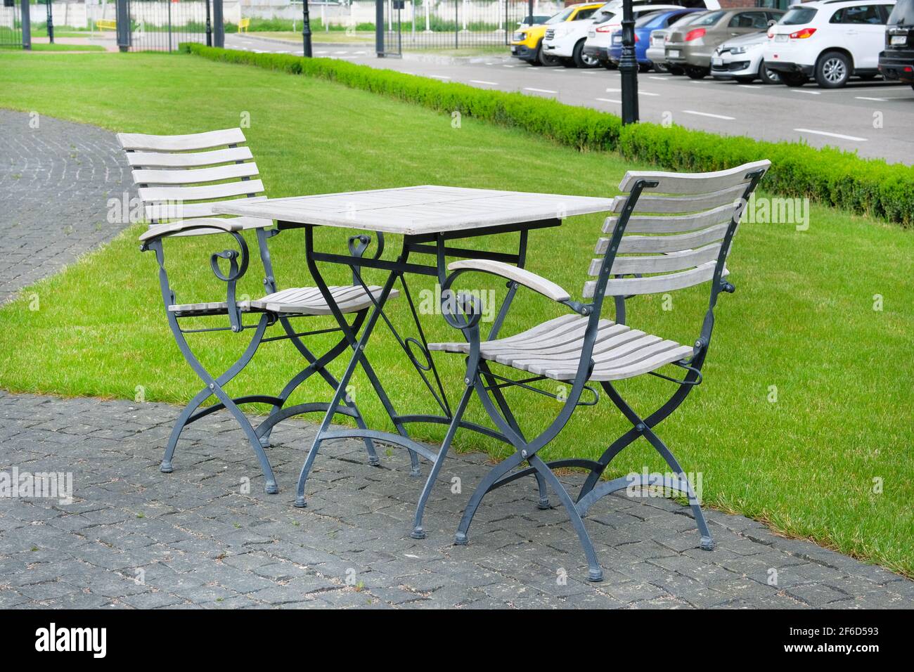 Pavement table of restaurant hi-res stock photography and images - Alamy