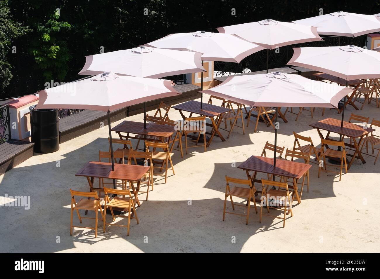 Wooden tables hi-res stock photography and images - Alamy