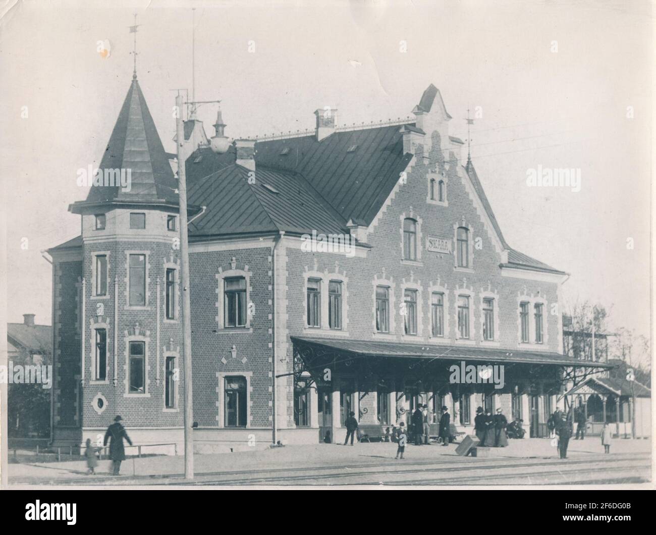 View at Skara Station. Station inspector alb.lindberg to the right in ...