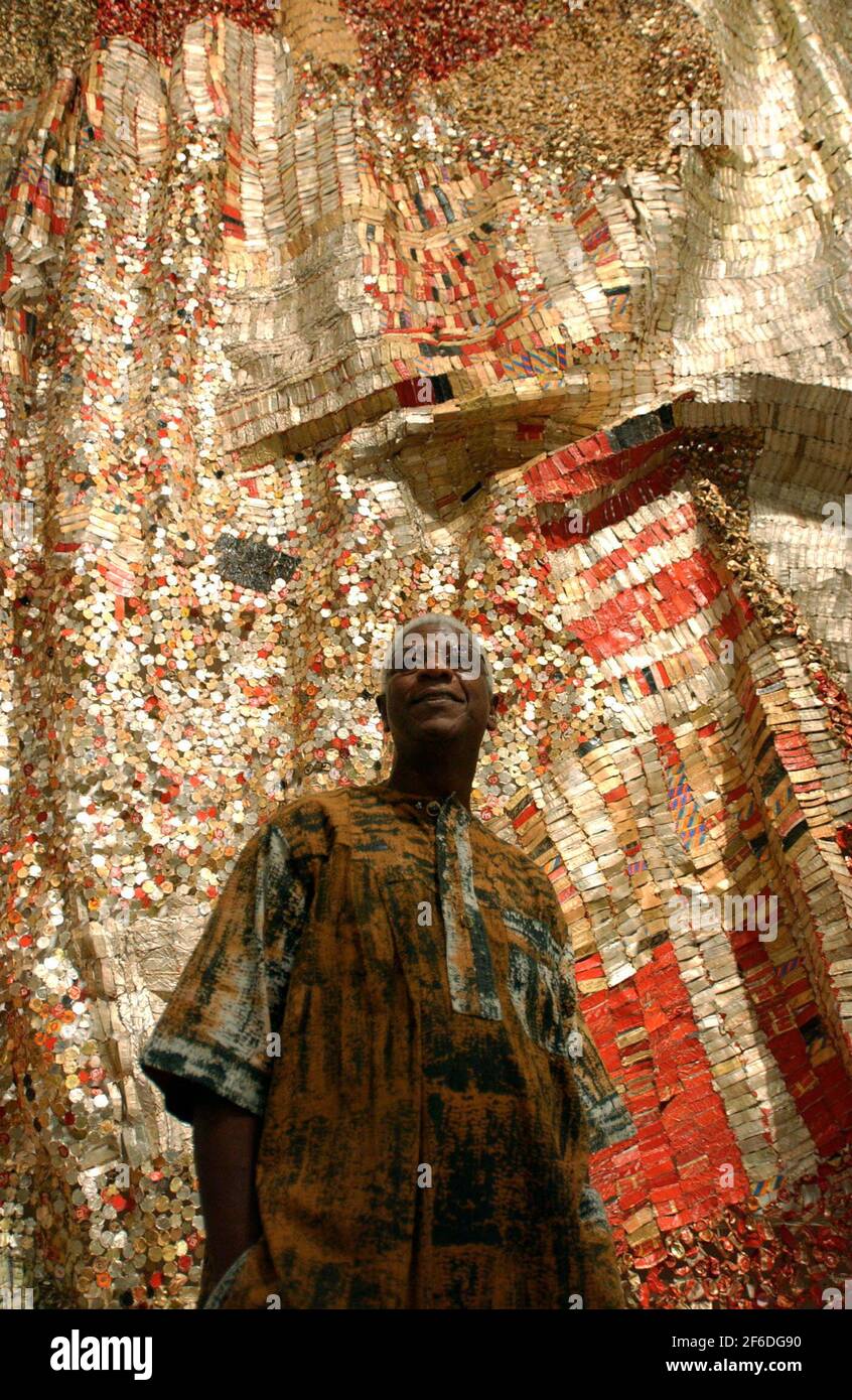 El anatsui bottle tops hi-res stock photography and images - Alamy