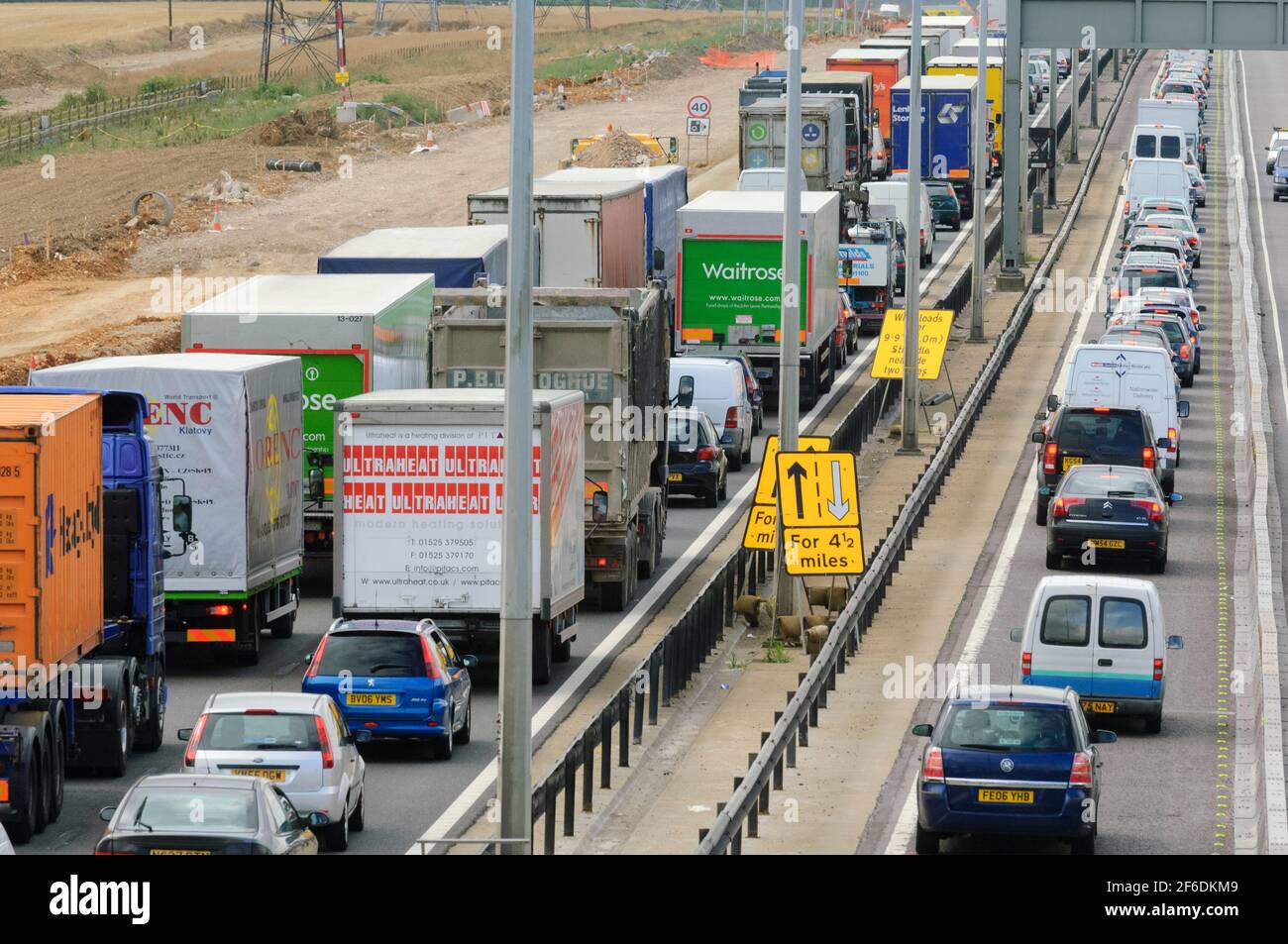 Heavy traffic congestion due to roadworks, M1 motorway near Luton ...