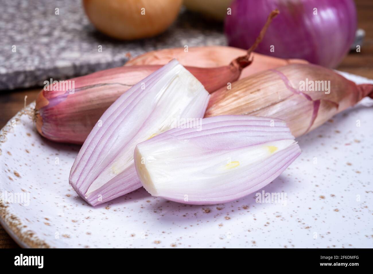 French red shallot hi-res stock photography and images - Alamy