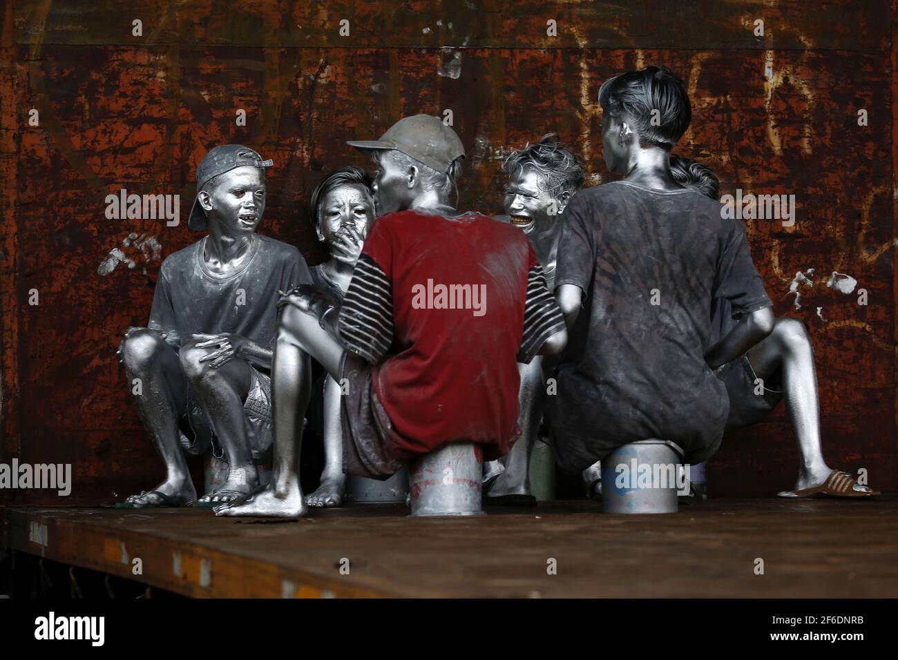 Manusia silver hi-res stock photography and images - Alamy