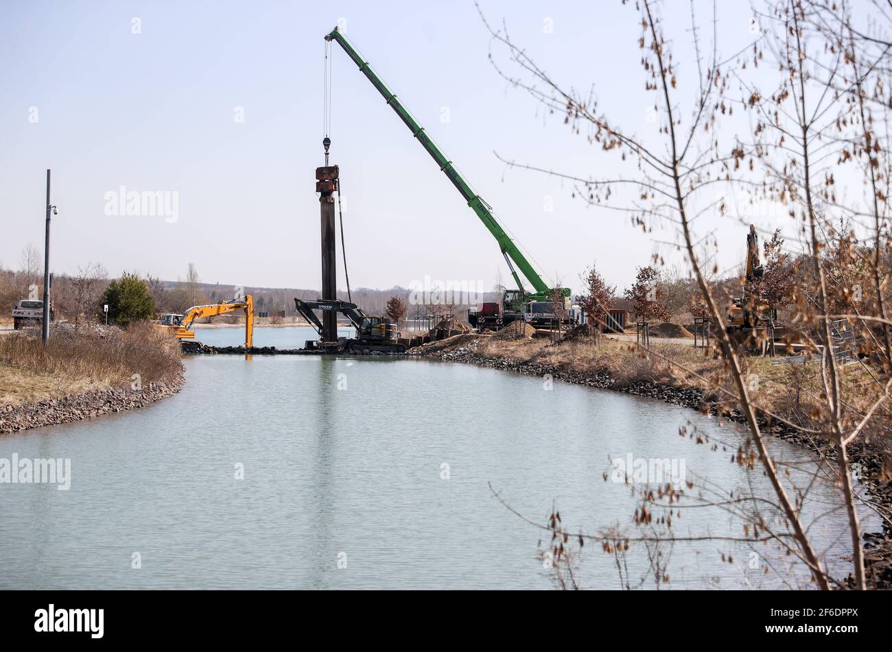 31 March 2021, Saxony, Markkleeberg: The canal between the ...