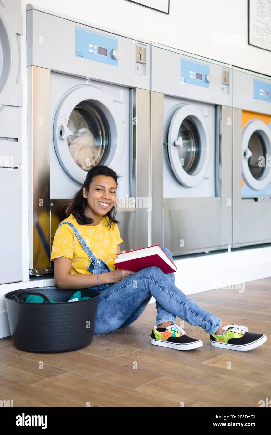 Girl in laundromat hi-res stock photography and images - Alamy