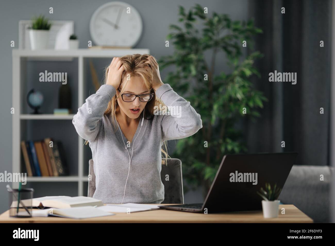 Confused student laptop hi-res stock photography and images - Alamy