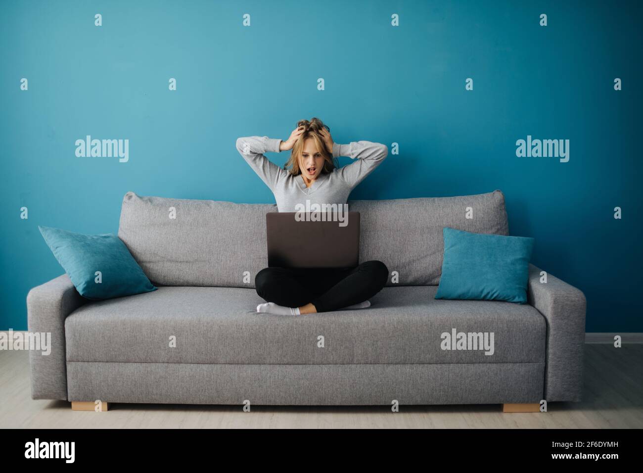 Surprised woman computer hi-res stock photography and images - Alamy