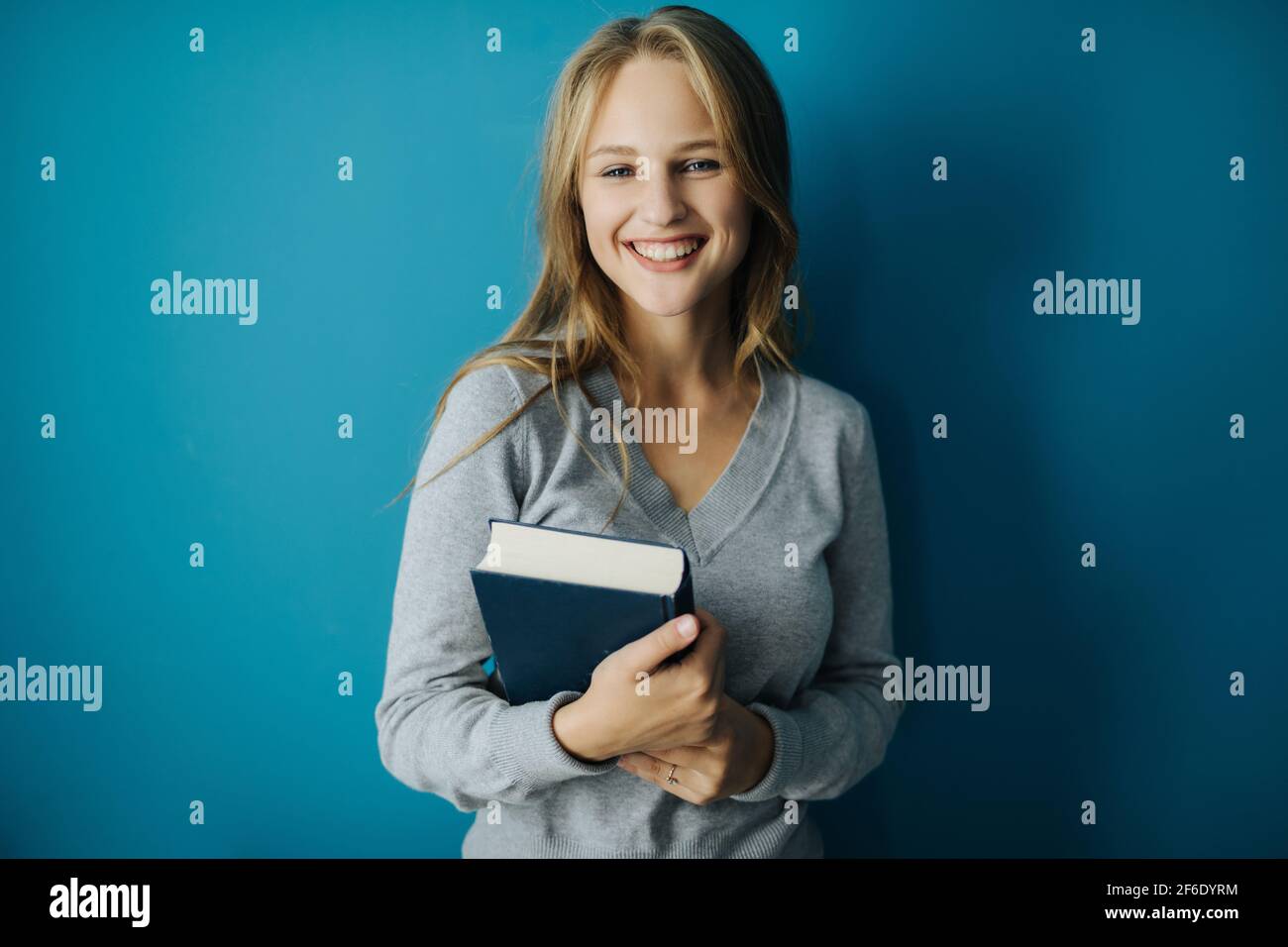 Posing with book hi-res stock photography and images - Alamy