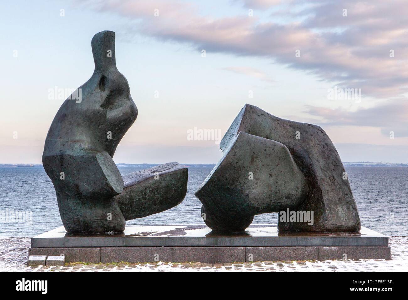 Henry moore sculpture hi-res stock photography and images - Alamy