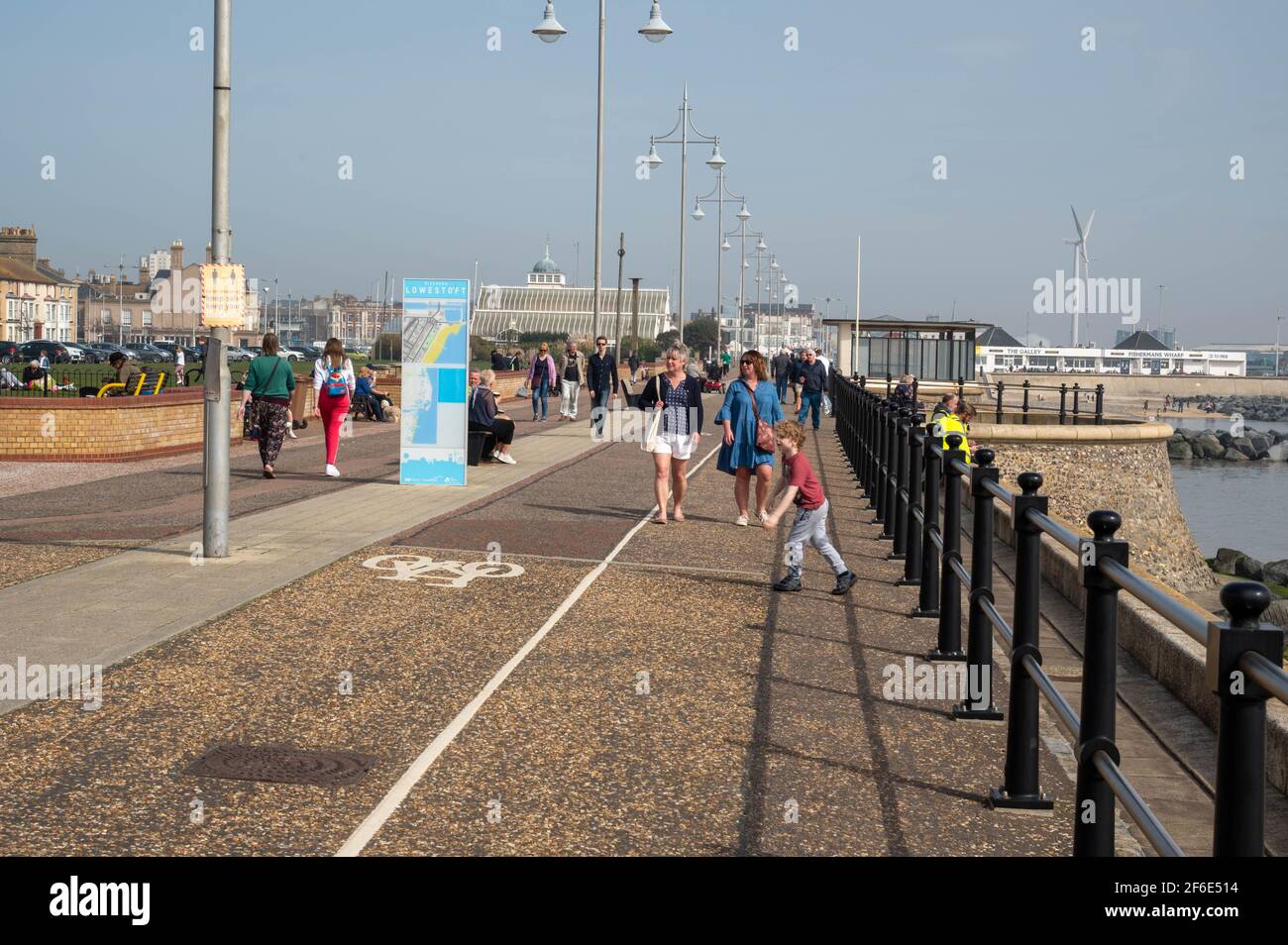 Lowestoft promenade seaside resort east hi-res stock photography and ...