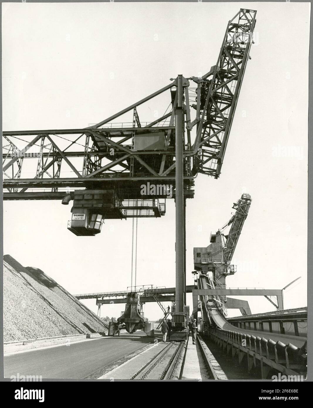Industry logistics port conveyor system hi-res stock photography and ...