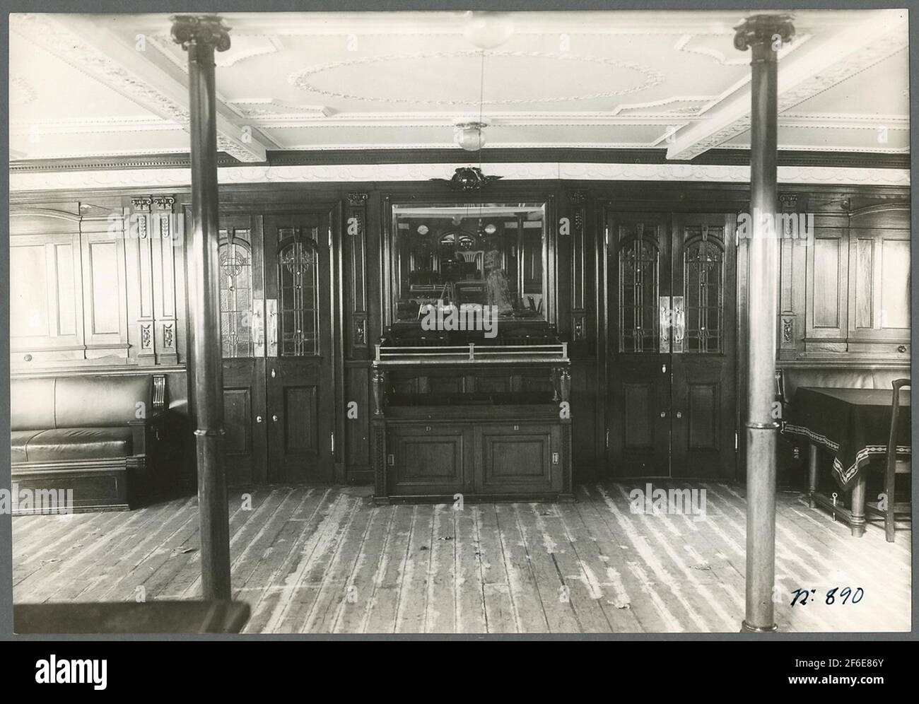 Victorian era interior decoration hi-res stock photography and images ...