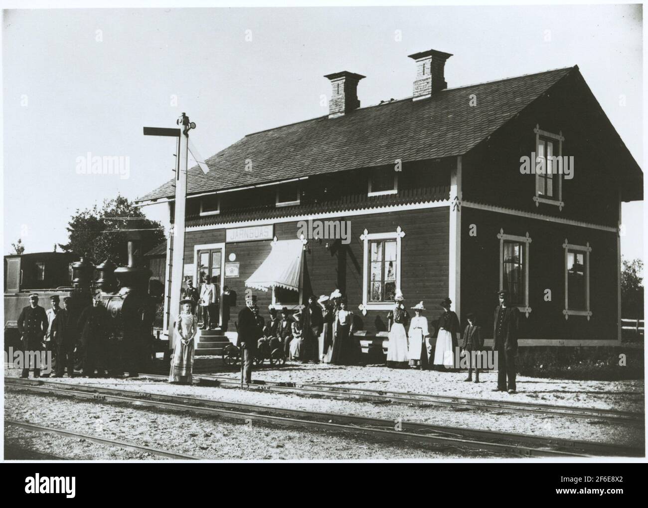 Railway station in iron boom with women and men posing outside. Bredsjö ...