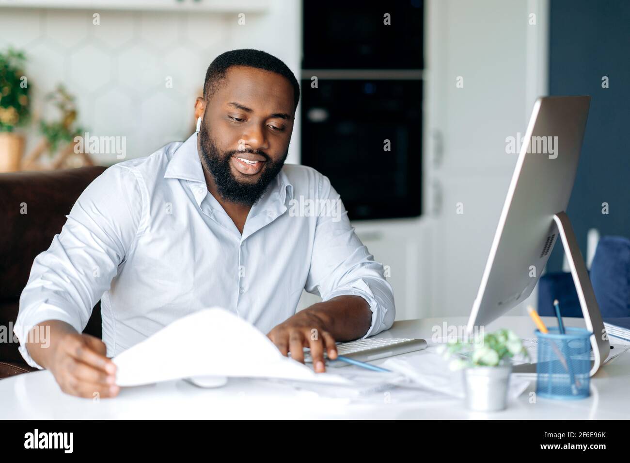African american director uses hi-res stock photography and images - Alamy