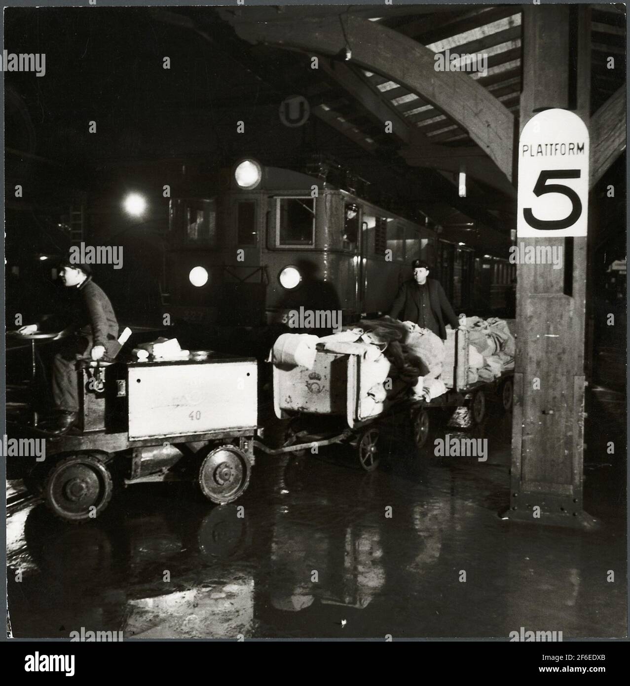 Stockholm Central. Post Management on Platform 5.SJ DS 327 Stock Photo ...