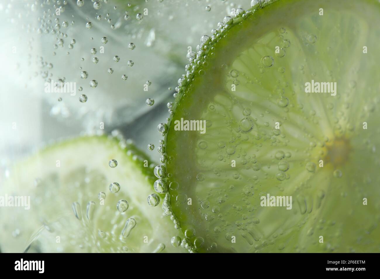 Glass of mojito cocktail with bubbles, close up Stock Photo - Alamy