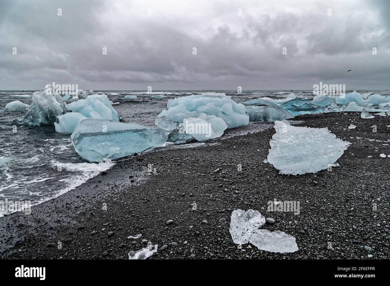 Jökulsárlón, Iceland. 20th May, 2015. Blocks of ice break off from the ...