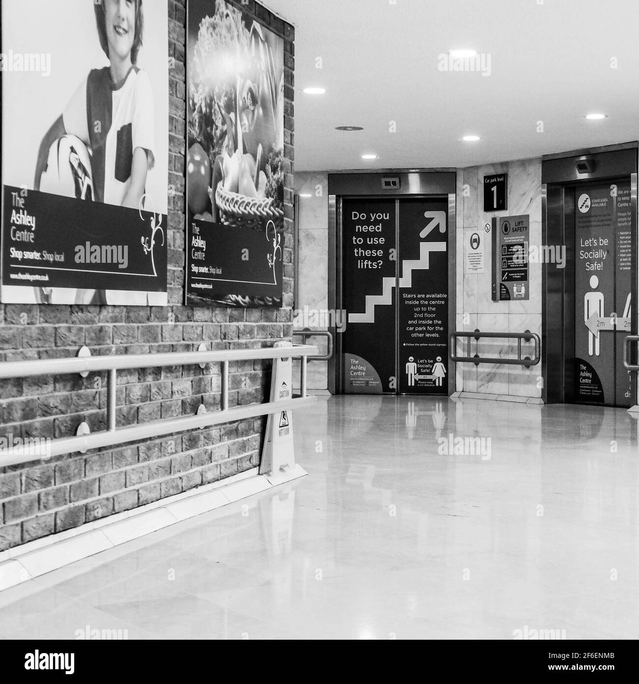 Mall elevators lift hi-res stock photography and images - Alamy