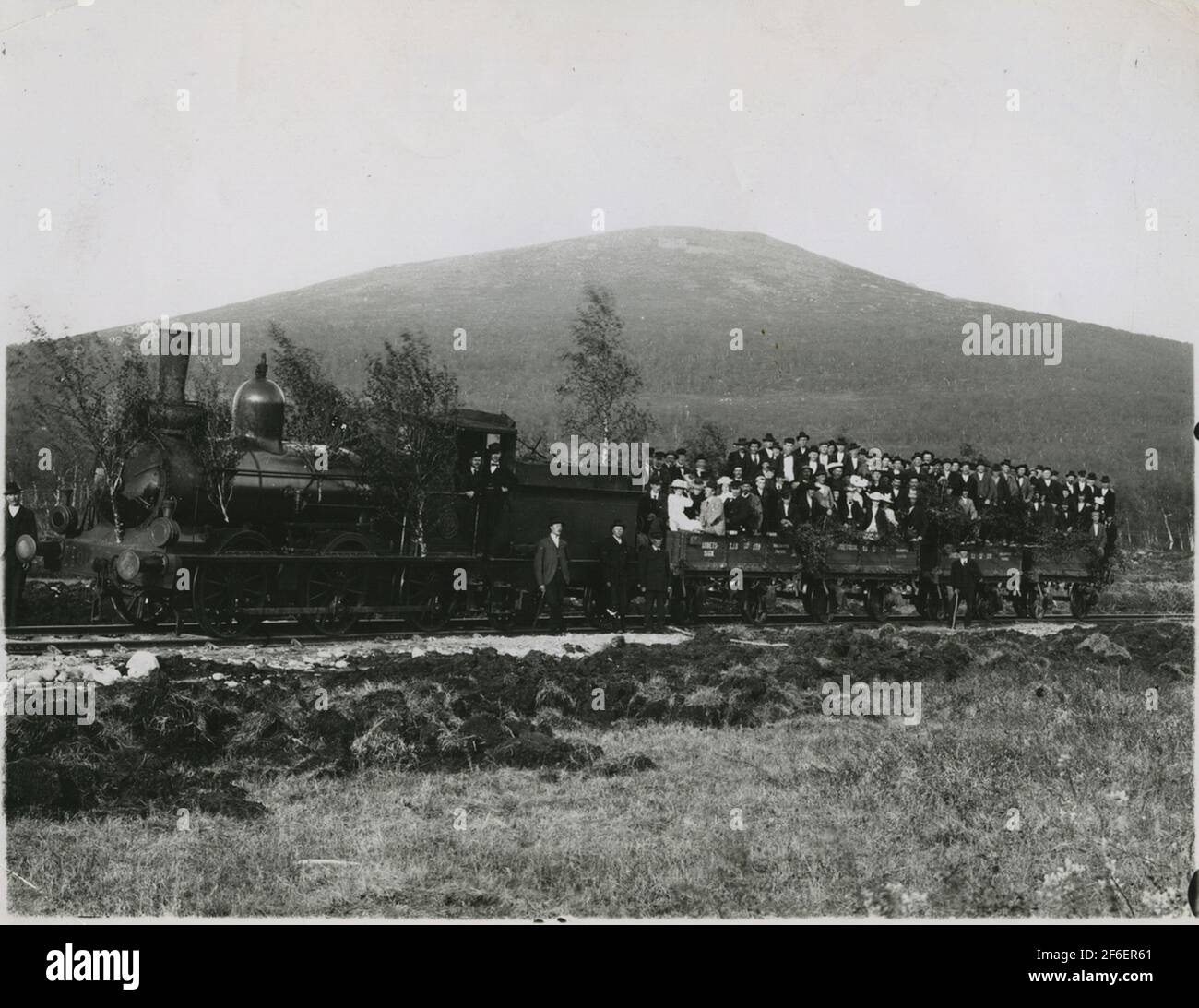 The building of the Malmbanan.Lust train from Gällivare to the railway ...