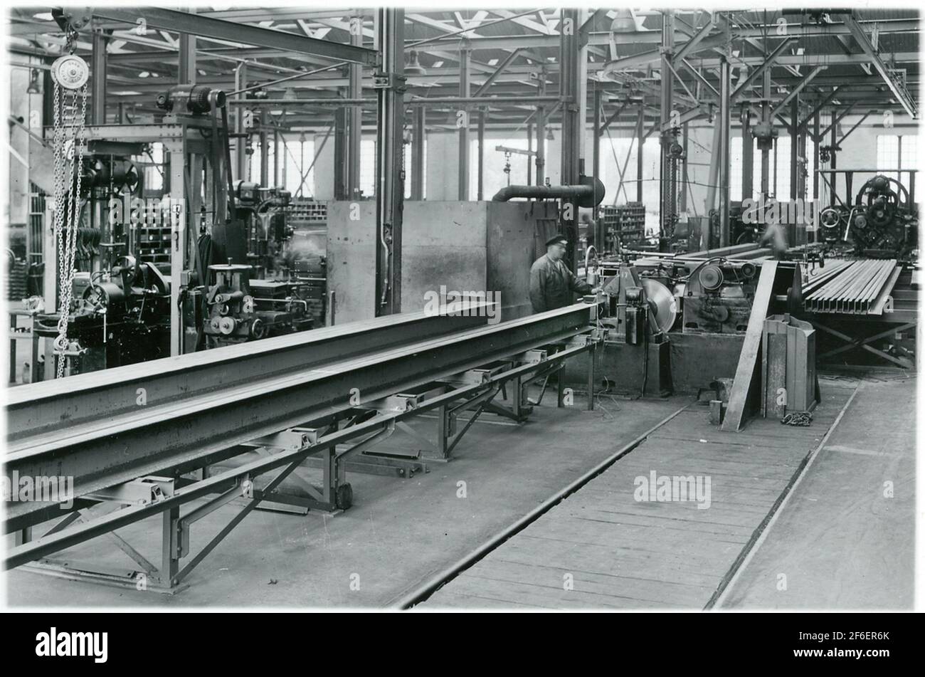 AB Gävle cart workshop AGV. Cutting of beams in cold saw at Gävle Stock ...