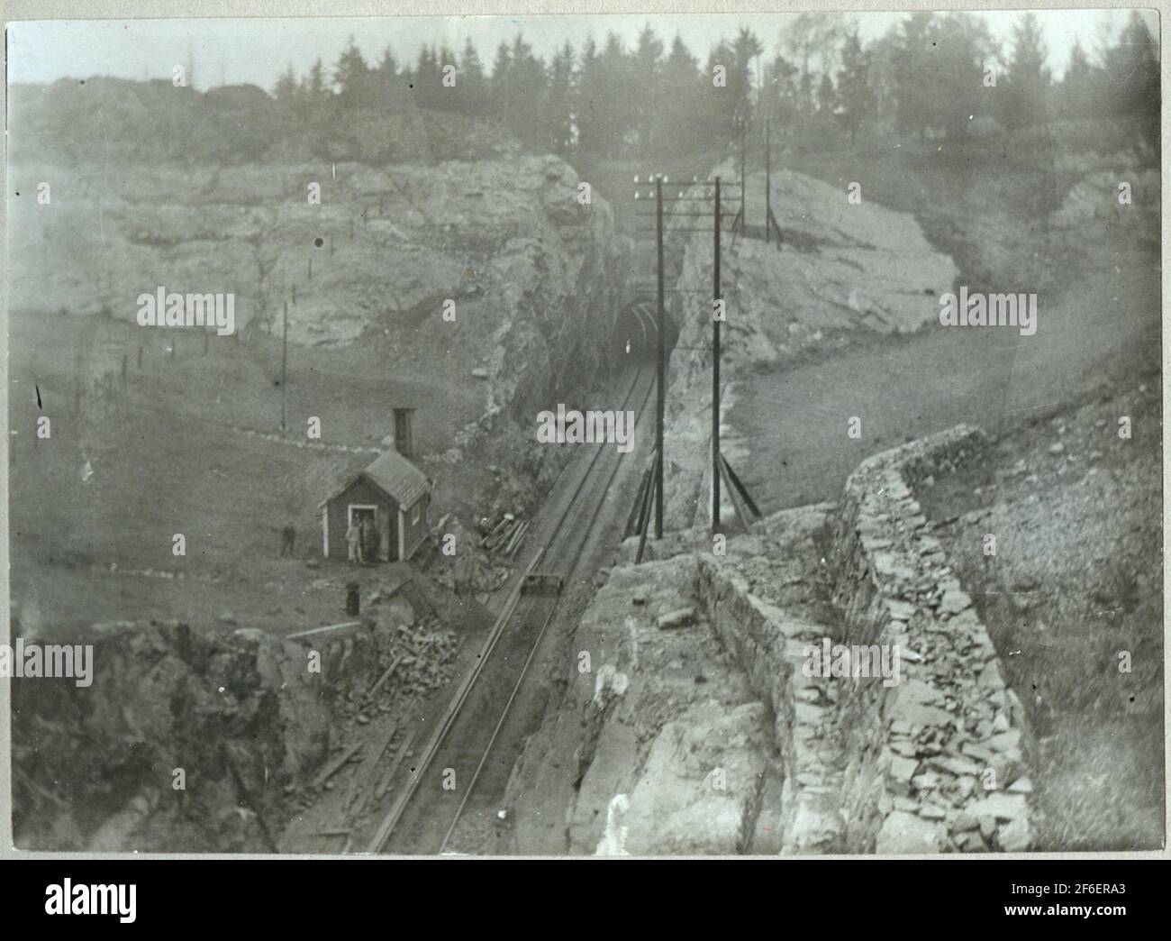 The clay cavity (pot) between the tunnels at the cart. The northern ...