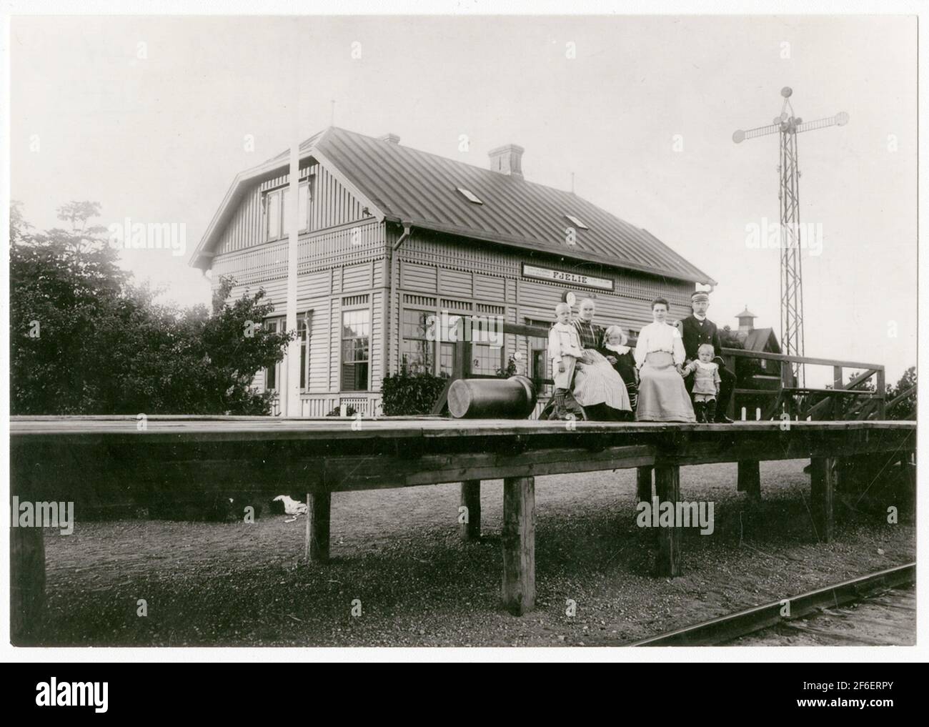 Fjelie 1912 photo of staff with family Stock Photo - Alamy