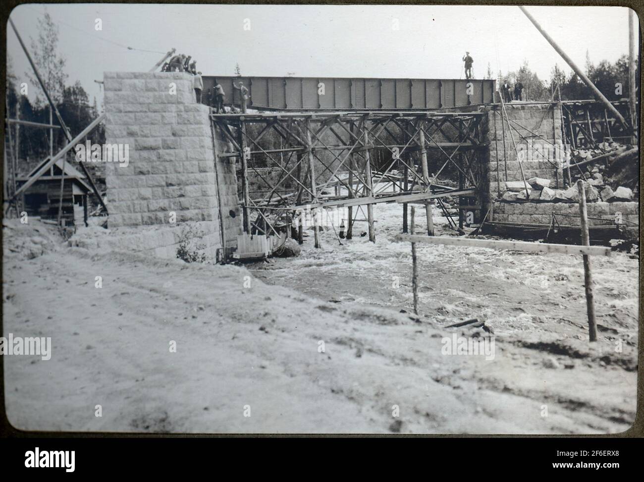 The iron superstructure is fitted at the bridge building over Hjuksån ...