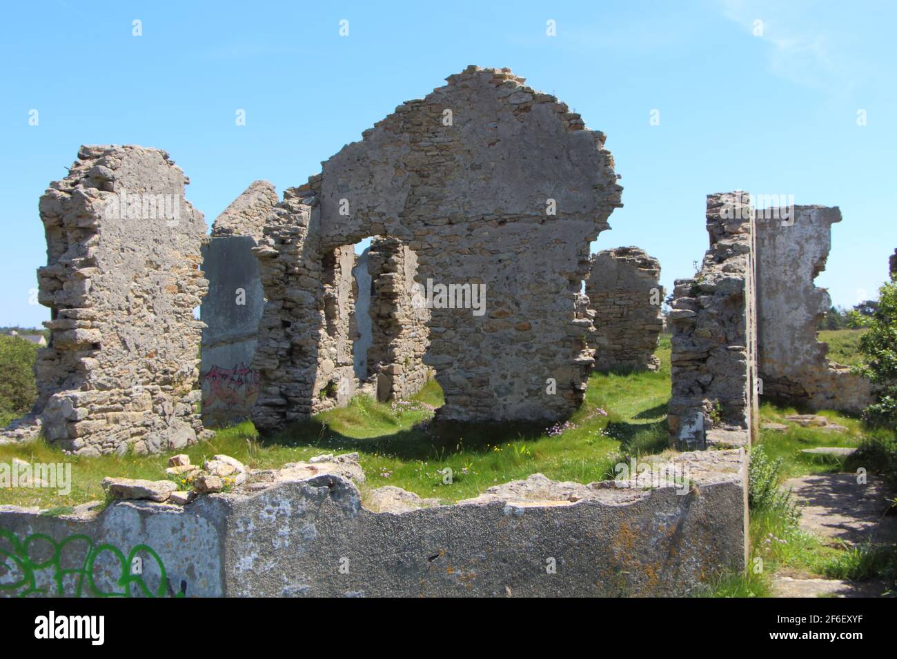 Collapsed walls of an house in ruins Stock Photo - Alamy