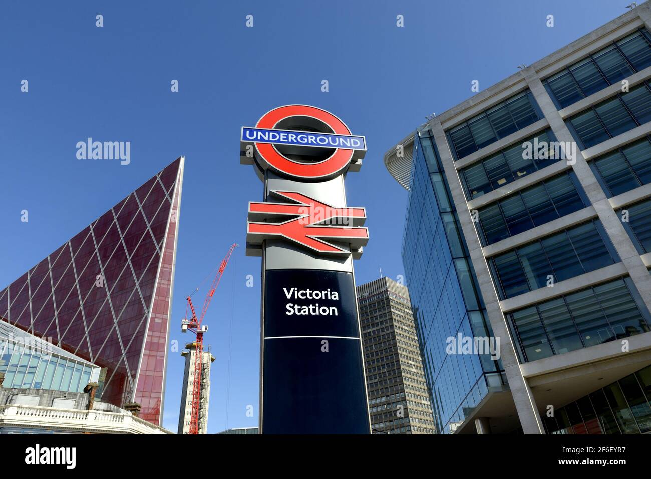 London underground sign entrance hi-res stock photography and images ...