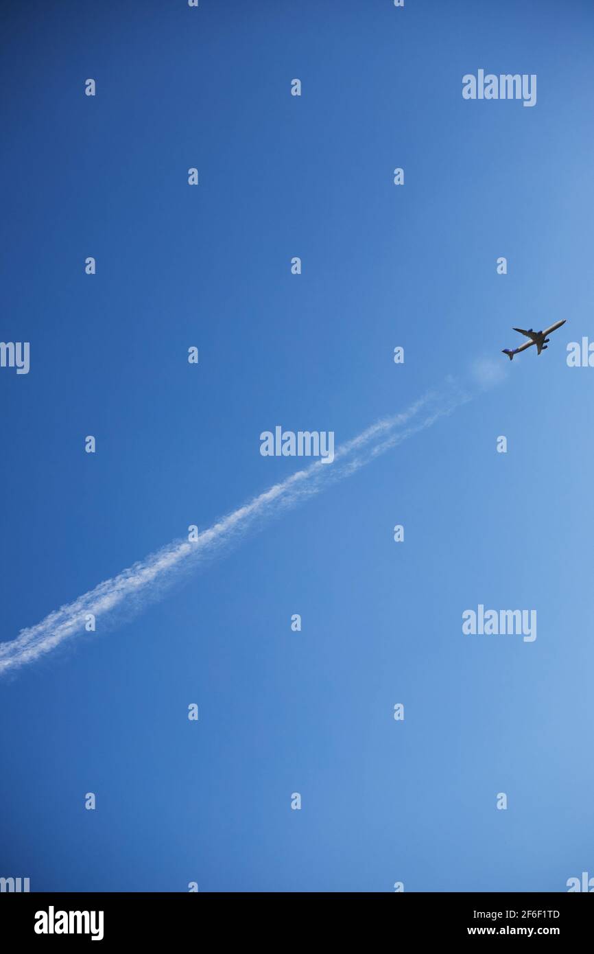 Speed line fly hi-res stock photography and images - Alamy