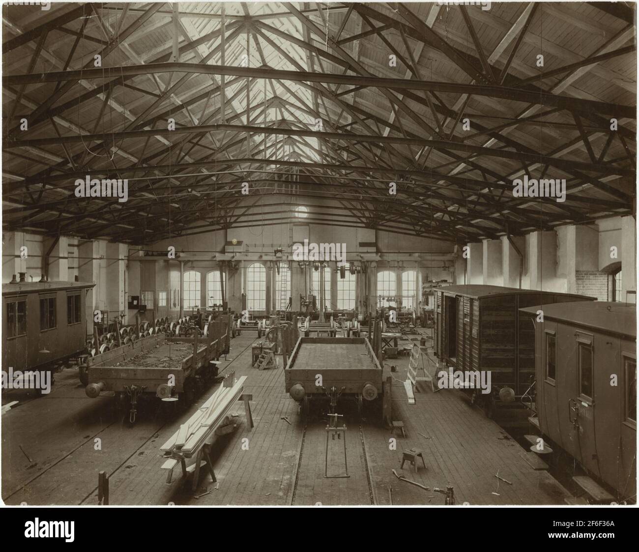 New carriage workshop. The freight wire open to the left SJ 4681 and a ...