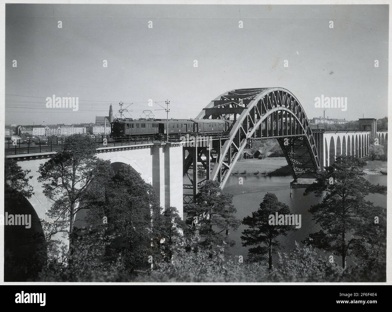 The Årstabrona with south-propelled nice train, probably train 9 ...