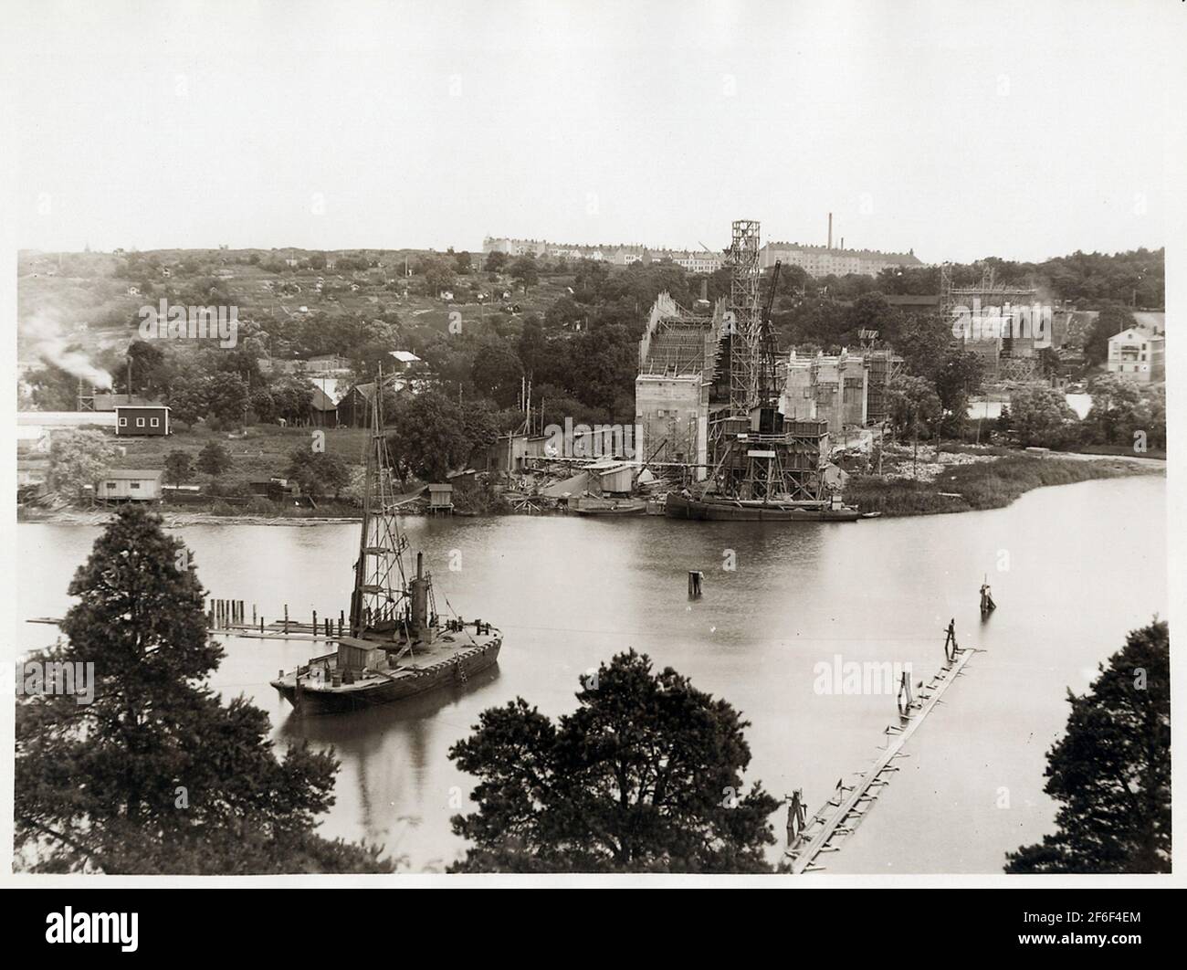 The Årstabron built, the barge is used for spontage Stock Photo - Alamy