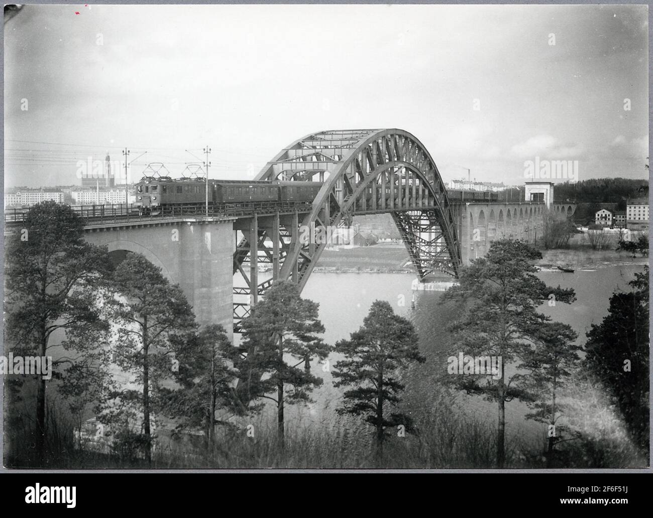 The Årstabron with passenger train. Nice train, state railways, Sjö ...