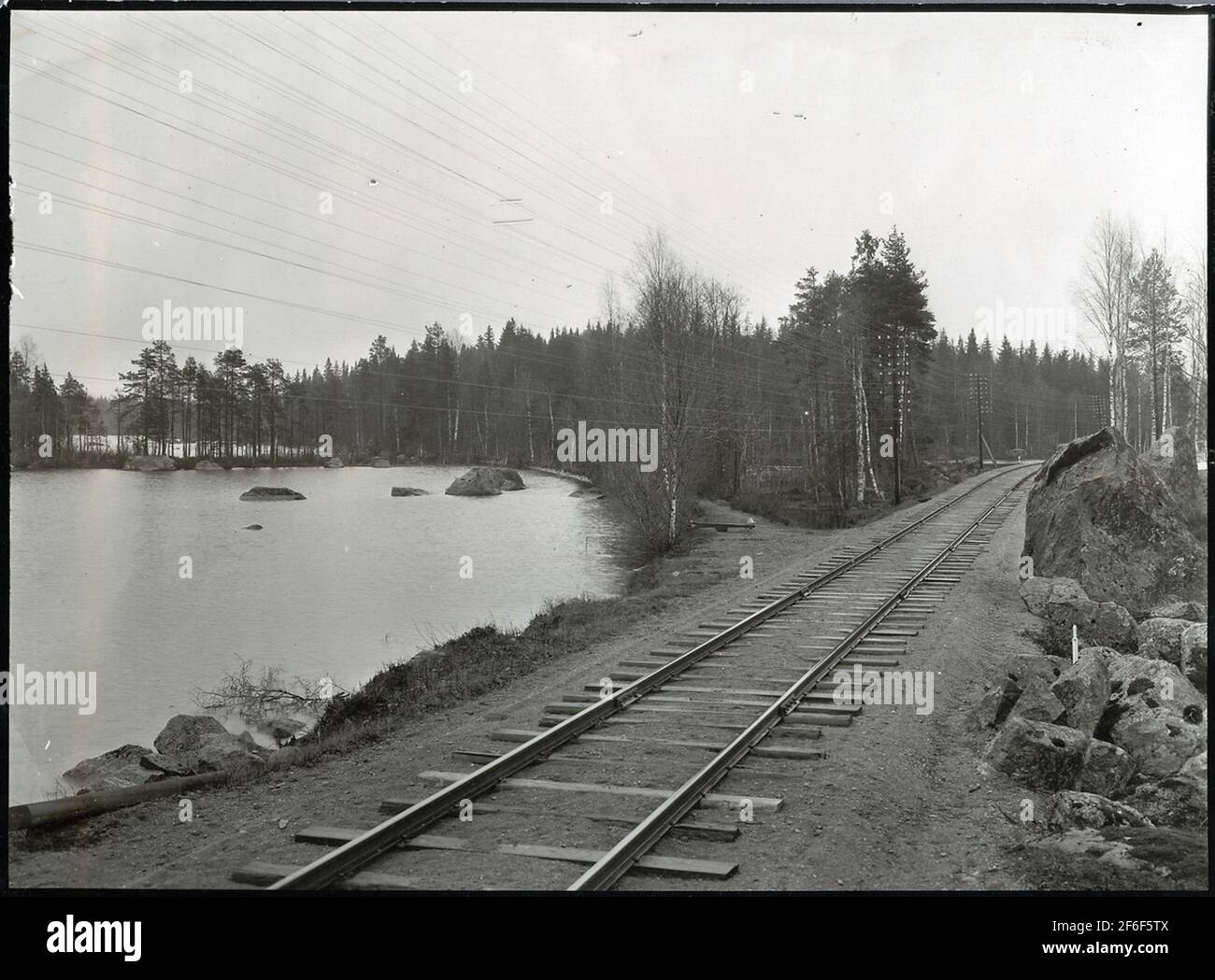 Body railway's old banvall crosses the current state path at the lake ...
