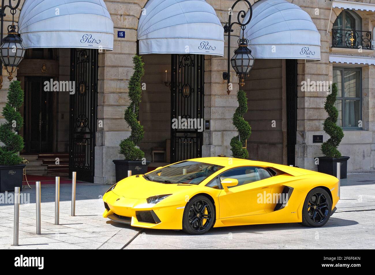 Ritz paris entrance hi-res stock photography and images - Alamy